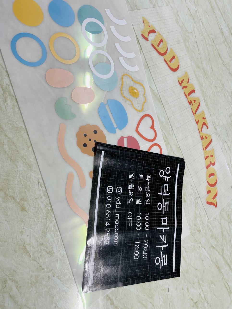 마카롱 가게 인테리어 스티커 시트지 시트컷팅 포인트 엣지 인테리어 감성 광거 홍보 포토존 유리 창 문 입구 미니 간판 디자인 제작 레터링 오픈클로즈 영업시간 안내