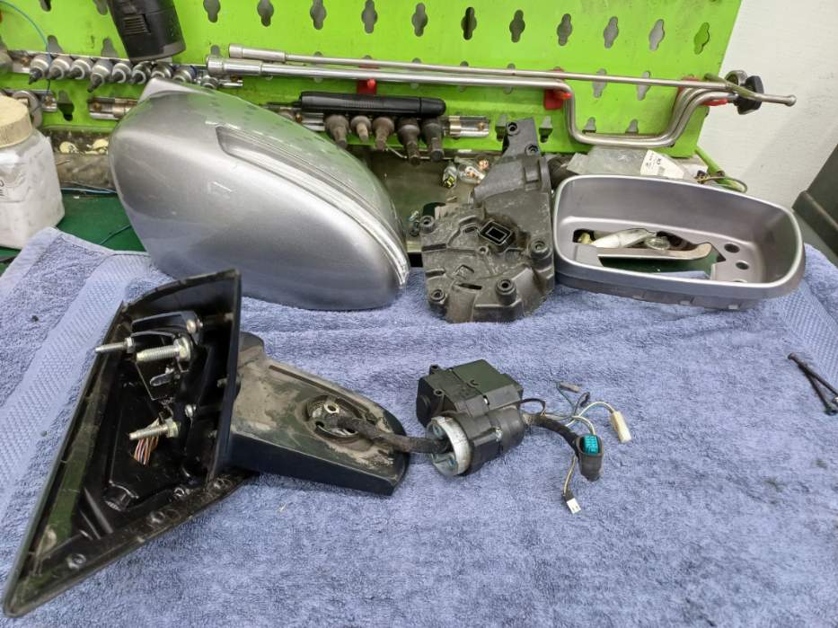 제네시스 자동차 우측 백밀러가 접히지 않고 드륵 드르륵 모터 돌아가는 소리만 들림 제네시스 사이드미러 접힘 안되는 고장 수리백미러 모터 기어 고장 수리사이드미러 기어