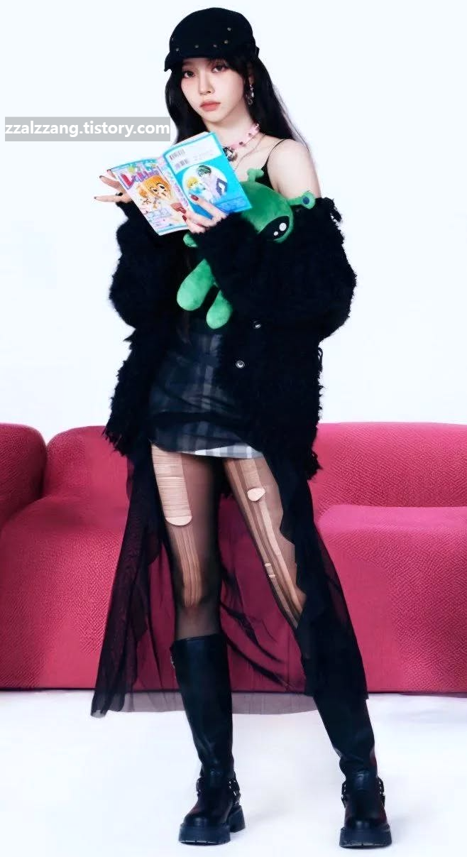 파격적인 에스파 카리나 찢어진 검스 워킹 비주얼 [짤짱]