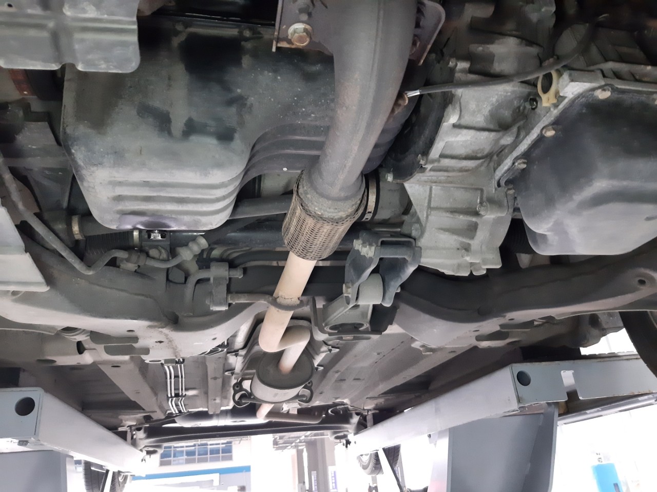 마티즈 자동차 소음기가 터져서 소리가 크게 들림 마티즈 머플러 떨러짐자동차 소음기 용접 수리자동차 머플러 용접 수리마후라 용접 수리 블루텍 자동차정비