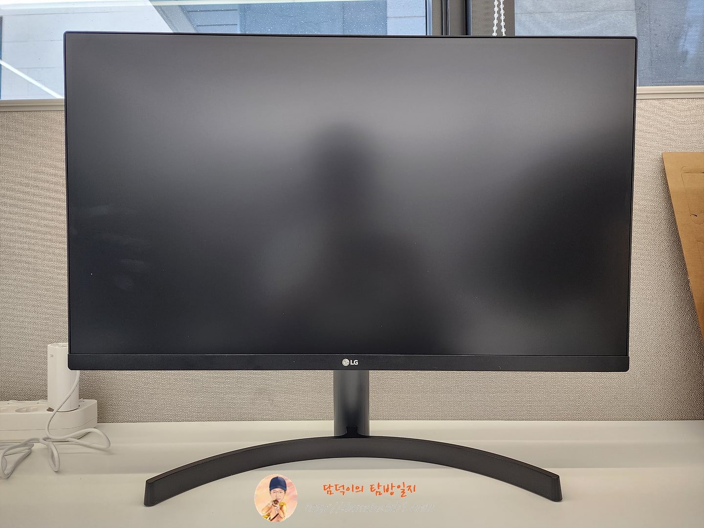 27인치의 QHD를 지원하는 LG전자 27QN600 모니터를 회사에서 줬어요.