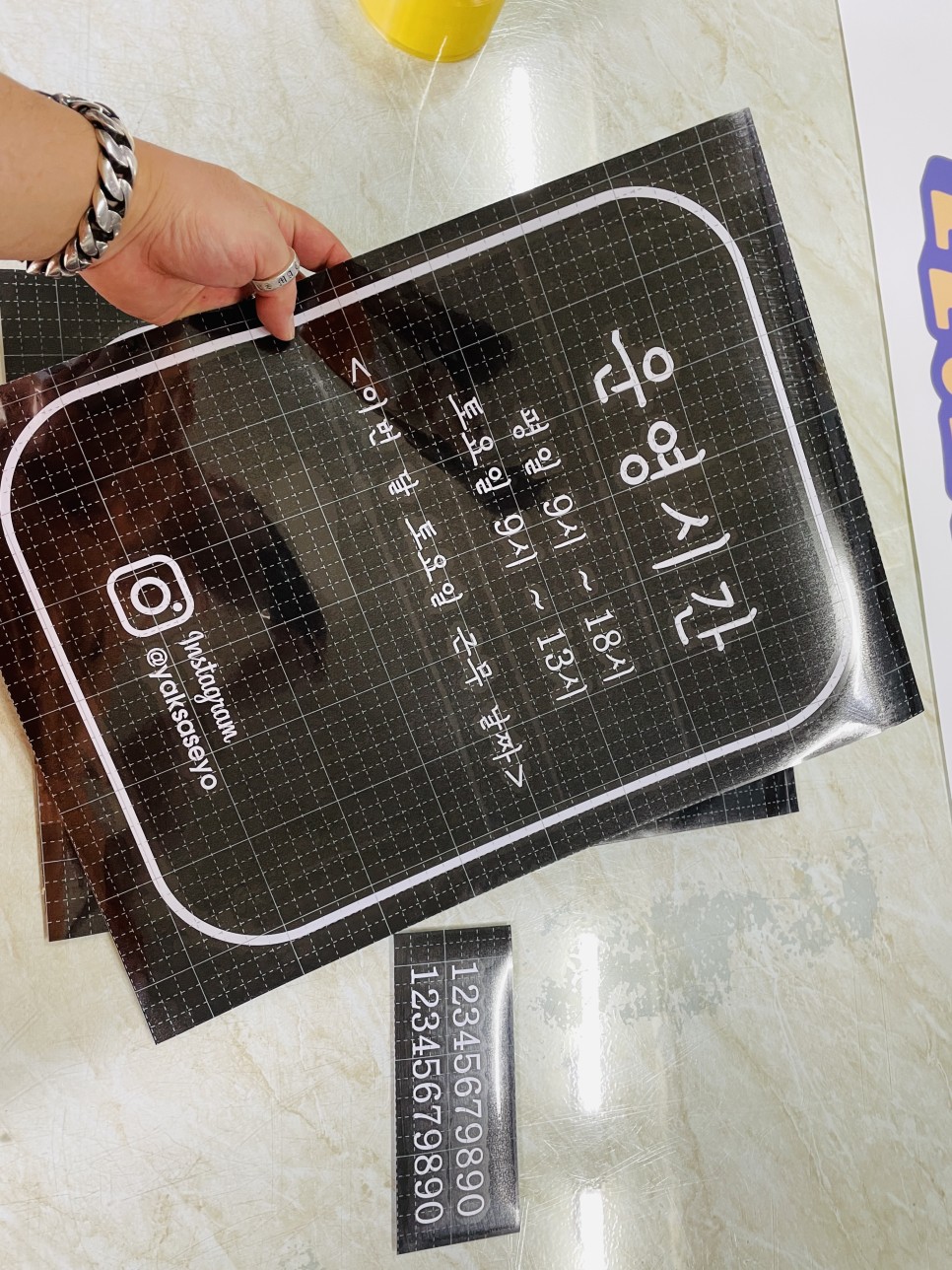 오픈클로즈 영업시간 운영시간 안내 유리 문 창 벽 스티커 제작 시트지 컷팅 디자인 커스텀 제작 글자 영문 레터링 스티커 광고 홍보 마케팅 인스타그램 인스타