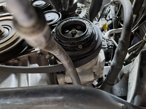 자동차 에어컨 찬바람 렉스턴w 모델 냉기가 불규칙하게 나오는 고장으로 콤프레샤 교체 카 에어컨 전문점 수리