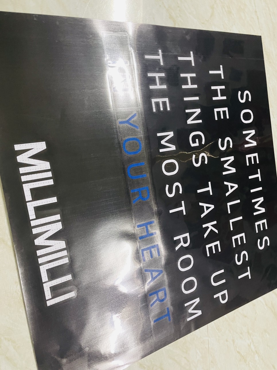 유리창 스티커 가게 로고 인테리어 디자인 커스텀 오픈클로즈 영업시간 안내 시트지 시트컷팅 포인트 엣지 가게 창 문 유리 벽 포토존 맛집 명소 제작