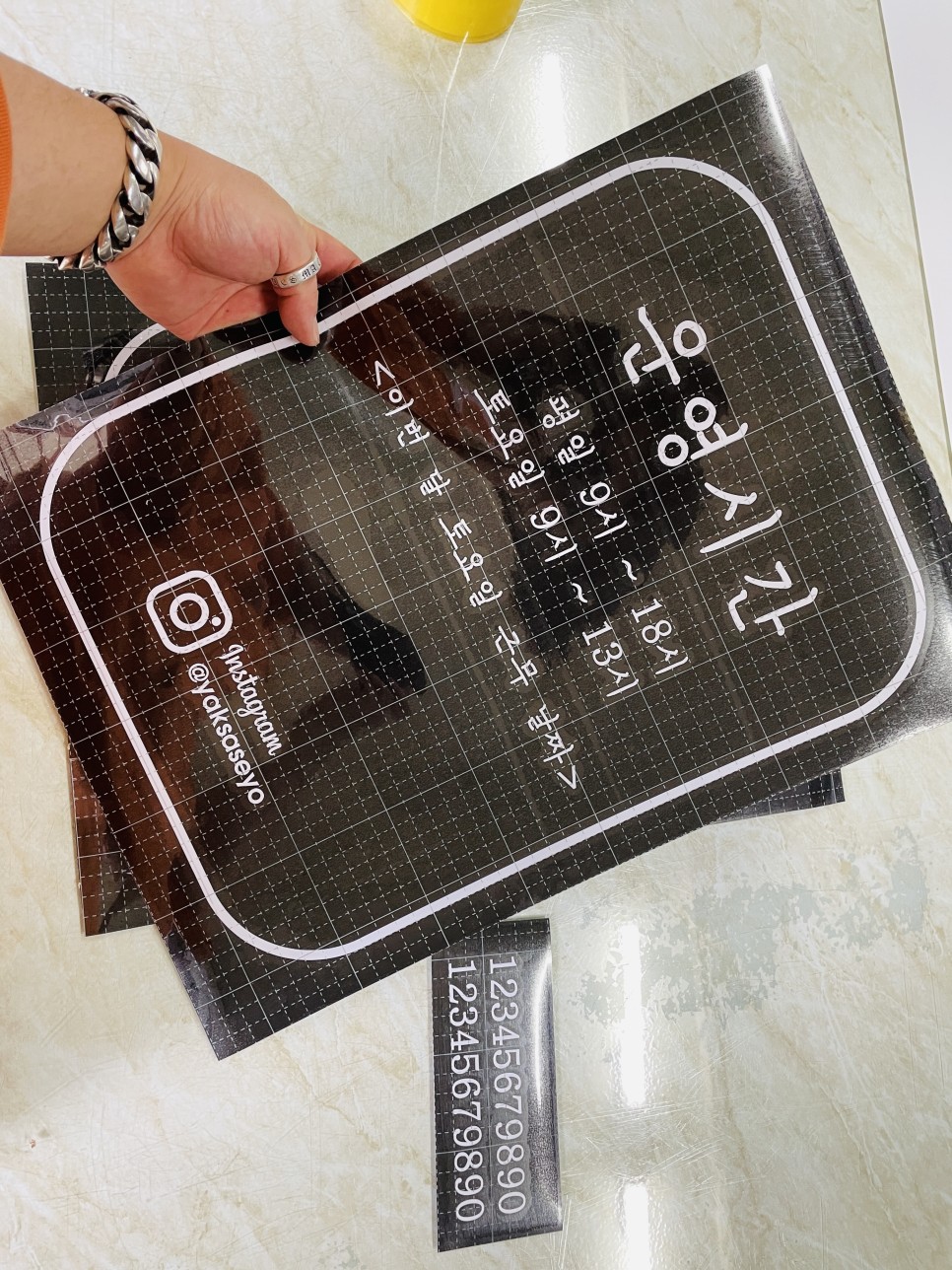 오픈클로즈 영업시간 운영시간 안내 유리 문 창 벽 스티커 제작 시트지 컷팅 디자인 커스텀 제작 글자 영문 레터링 스티커 광고 홍보 마케팅 인스타그램 인스타