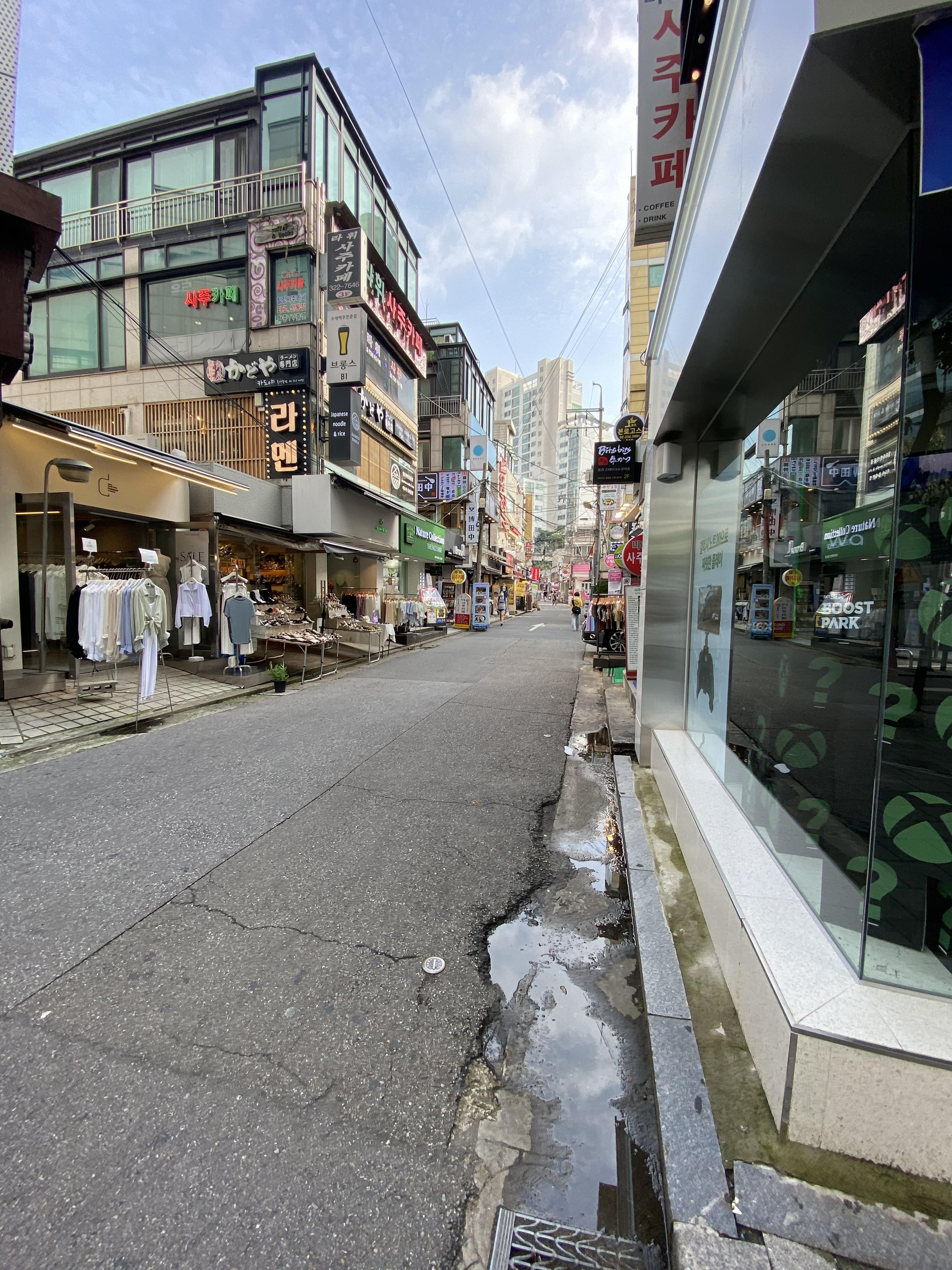 평범한 일상 1 조용한 거리 위 멈춘 일상 주말 텅빈 홍대 거리에