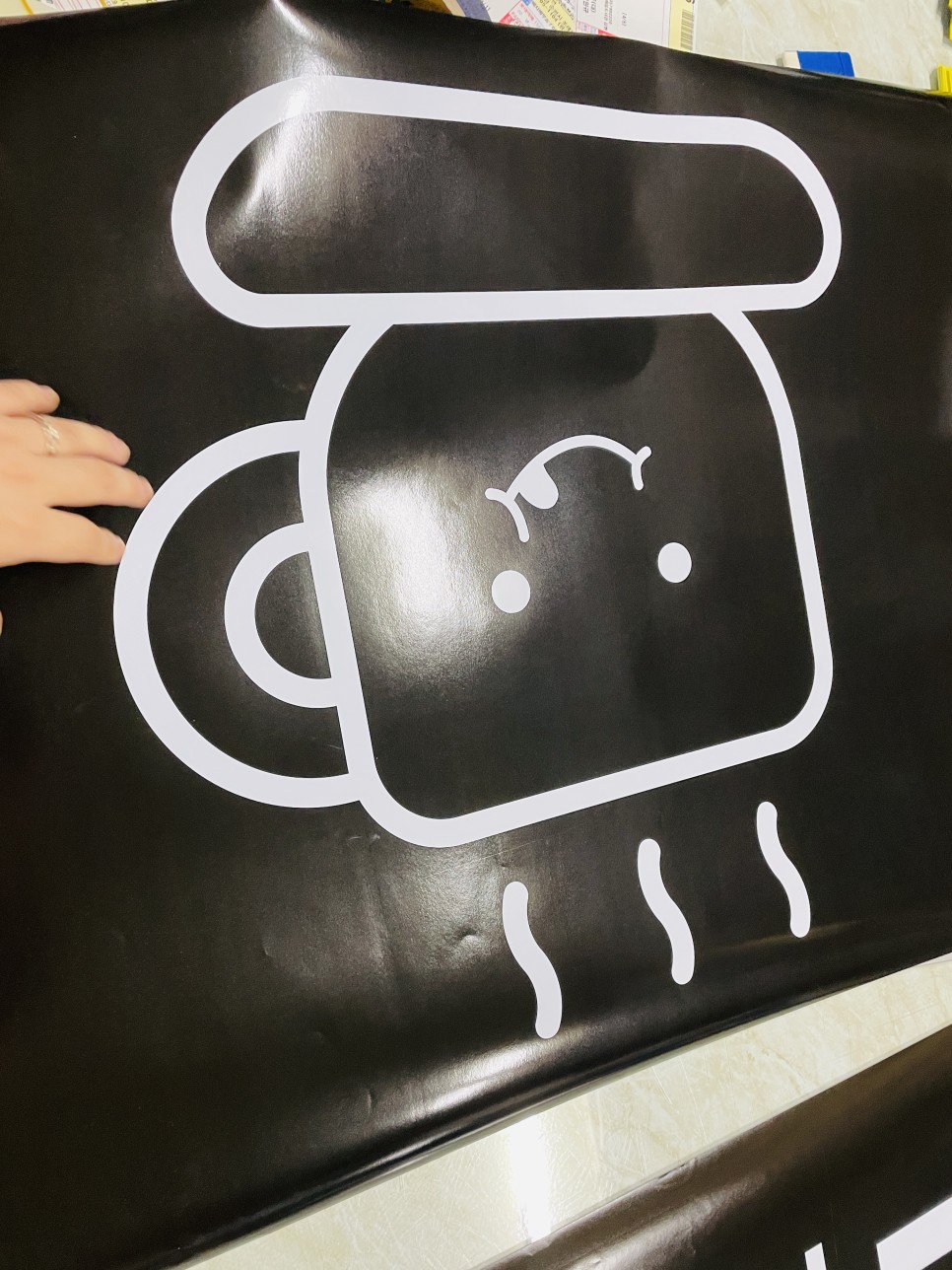 커피숍 스티커 인테리어 시트지 캐릭터 시트컷팅 디자인 제작 커스텀 로고 마크 글자 영문 레터링 포인트 엣지 감성 오픈클로즈 영업시간 가게 입구 간판 유리 창 문 커피 집 샵