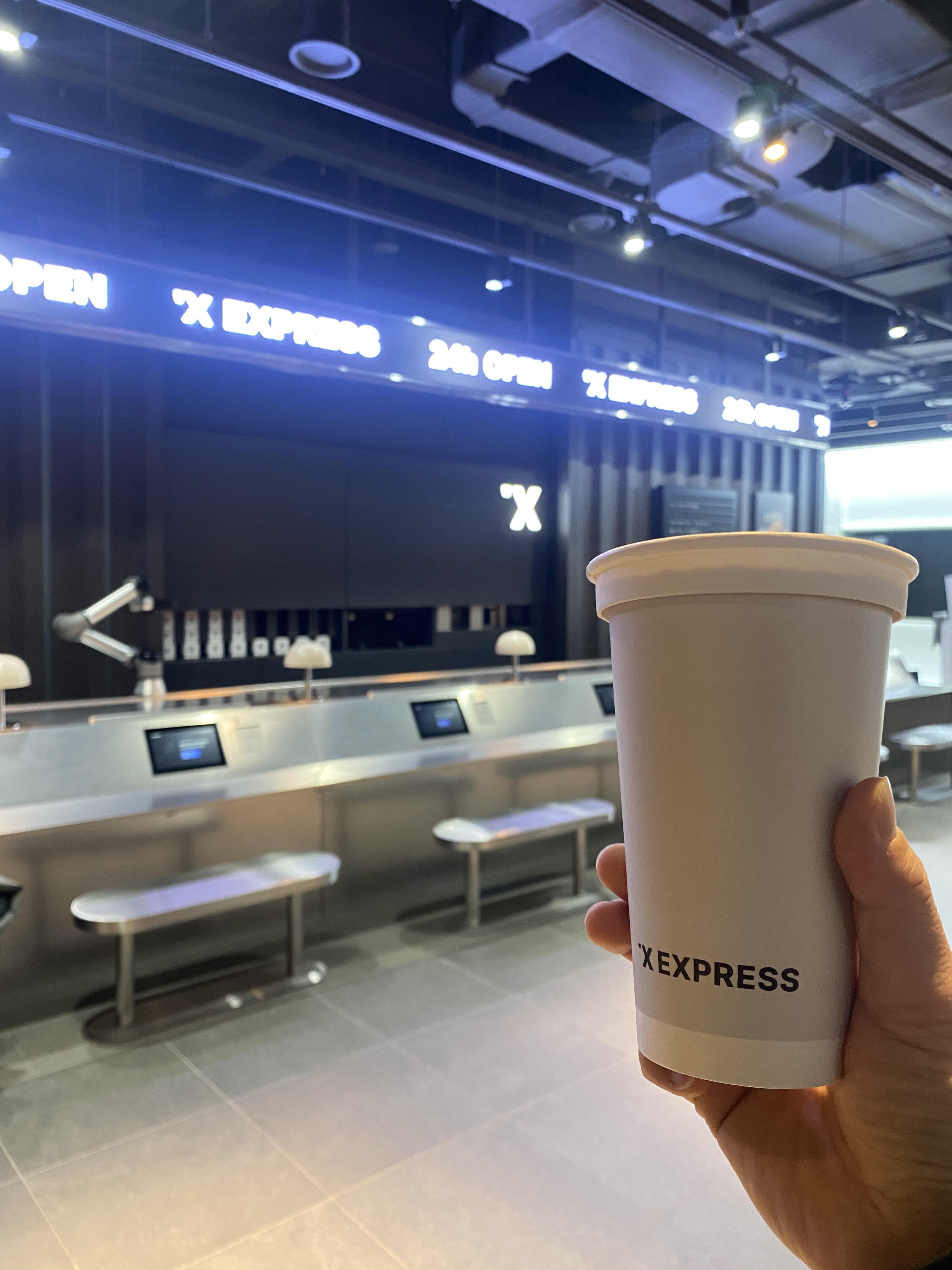 [엑스익스프레스 카카오판교점] 로봇이 서빙해주는 커피 한잔