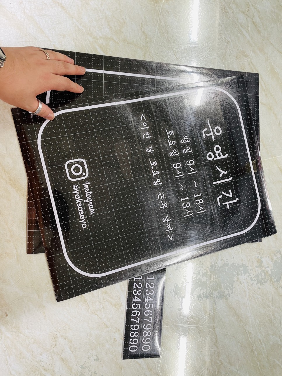 오픈클로즈 영업시간 운영시간 안내 유리 문 창 벽 스티커 제작 시트지 컷팅 디자인 커스텀 제작 글자 영문 레터링 스티커 광고 홍보 마케팅 인스타그램 인스타