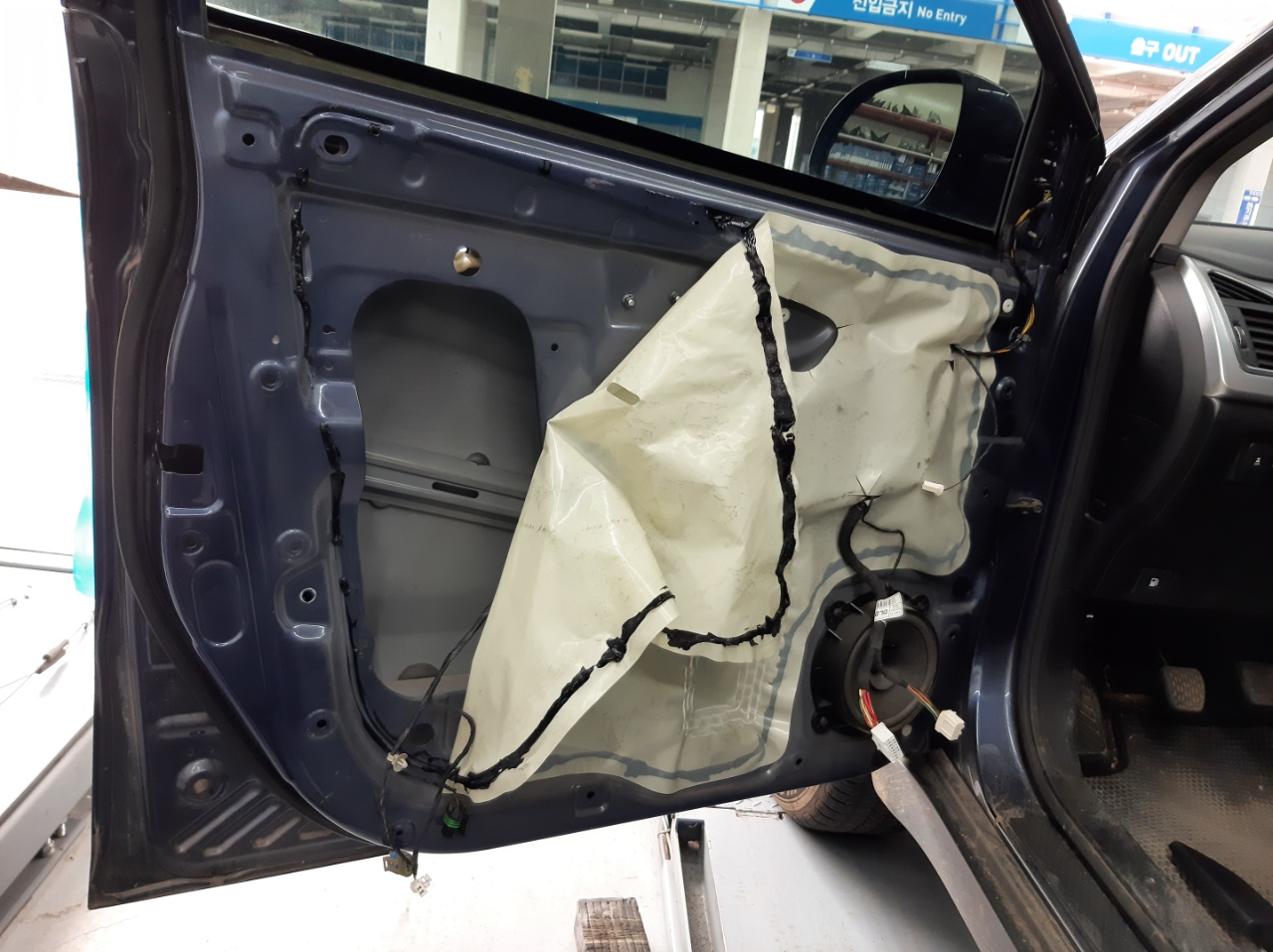 코란도c 자동차 운전석 문이 잠겨서 안에서와 밖에서 모두 열리지 않음 코란도 차 문이 안 열림 코란도c 도어록 고장 수리자동차 문이 열리지 않는 고장 수리 블루텍