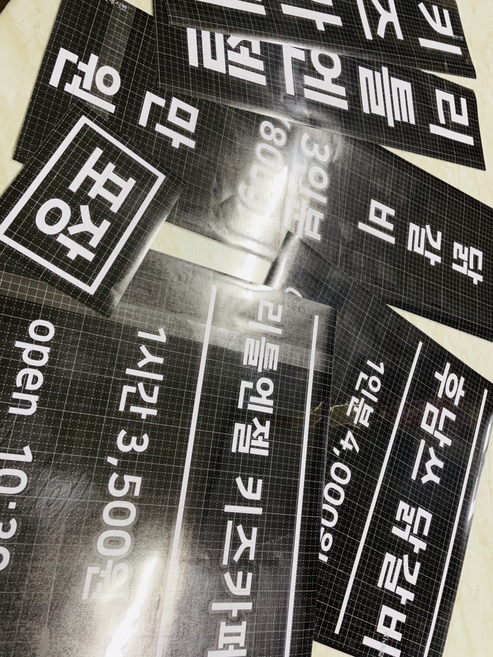 가게 사업장 입구 간판 글자 영문 레터링 오픈클로즈 영업시간 로고 안내 창 문 유리 벽 시트지 시트컷팅 디자인 커스텀 제작 카페 인테리어 포인트 스티커