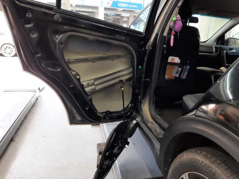 스포티지 자동차 뒤에 차 문이 안쪽과 바깥쪽에서 열리지 않음스포티지 차 문 안 열리는 고장 수리자동차 도어록 고장 수리