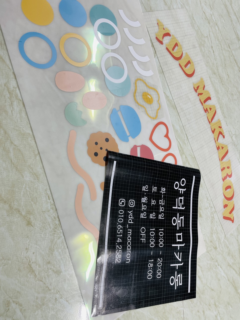 마카롱 가게 인테리어 스티커 시트지 시트컷팅 포인트 엣지 인테리어 감성 광거 홍보 포토존 유리 창 문 입구 미니 간판 디자인 제작 레터링 오픈클로즈 영업시간 안내