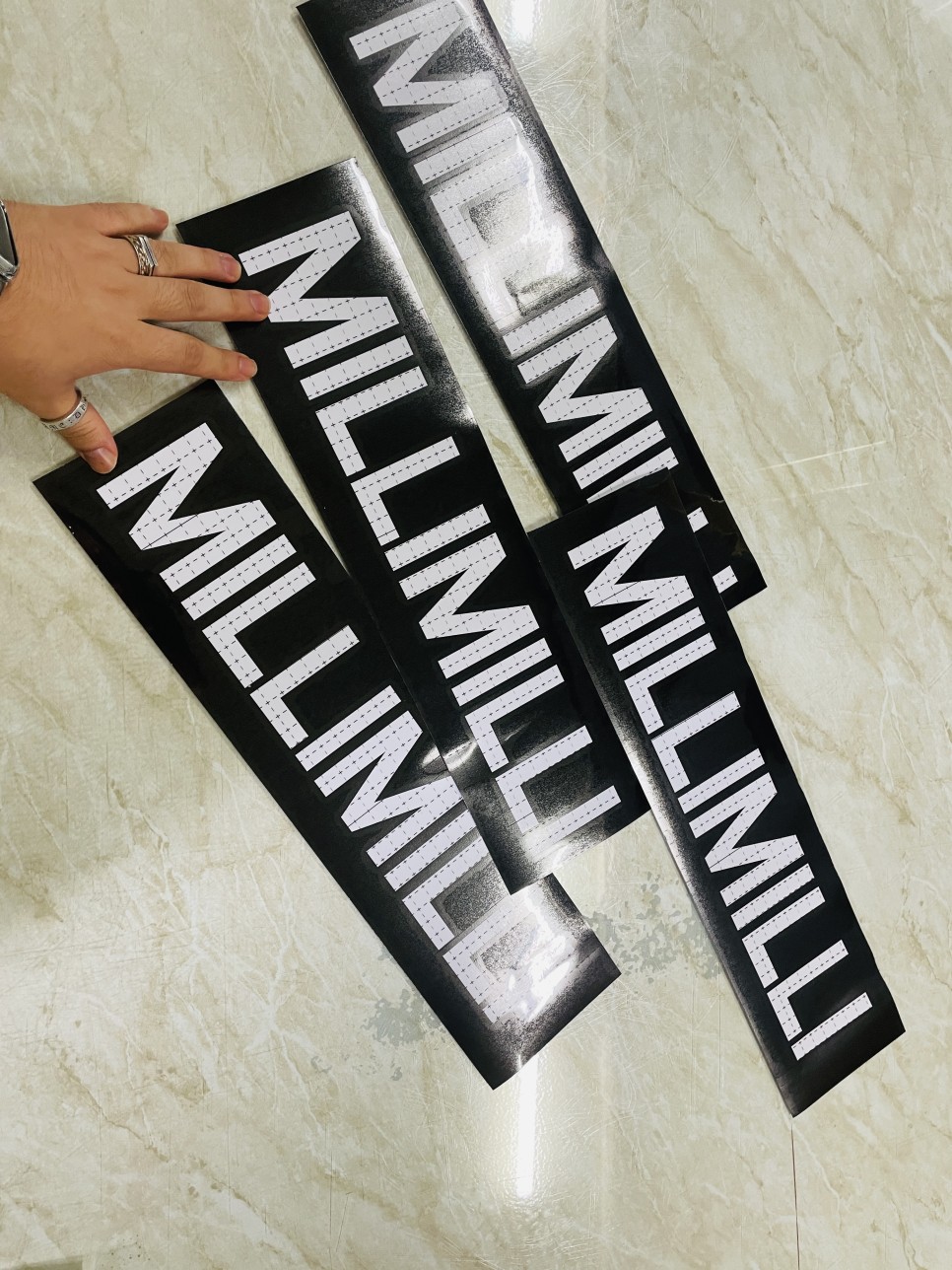 유리창 스티커 가게 로고 인테리어 디자인 커스텀 오픈클로즈 영업시간 안내 시트지 시트컷팅 포인트 엣지 가게 창 문 유리 벽 포토존 맛집 명소 제작