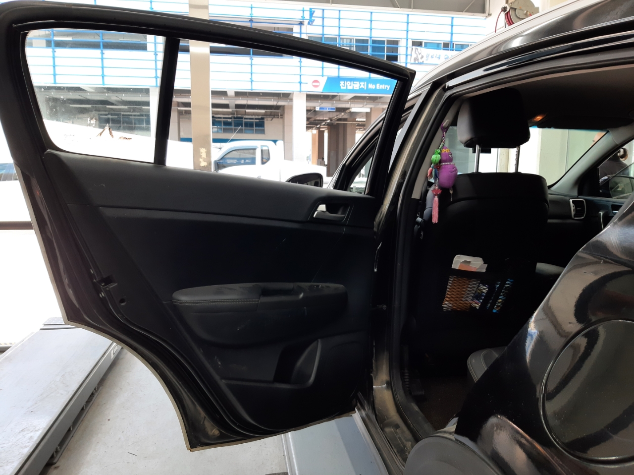 스포티지 자동차 뒤에 차 문이 안쪽과 바깥쪽에서 열리지 않음스포티지 차 문 안 열리는 고장 수리자동차 도어록 고장 수리 자동차 도어락 고장 수리 차 문 안에서 밖에서