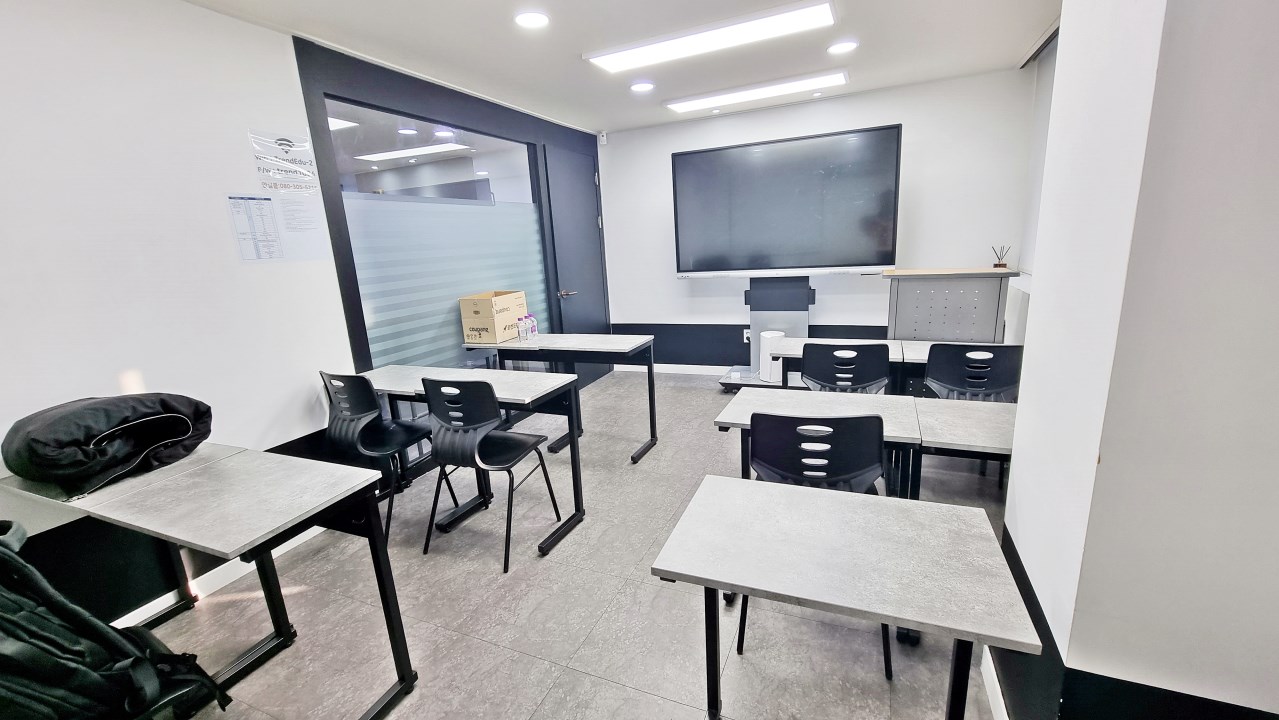 양재역 인근, 세련된 디자인의 서초동 소형 사무실 임대 정보