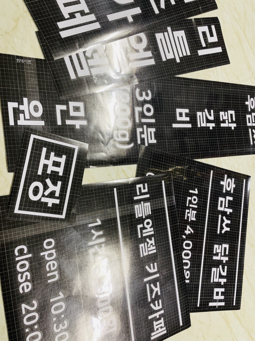 가게 사업장 입구 간판 글자 영문 레터링 오픈클로즈 영업시간 로고 안내 창 문 유리 벽 시트지 시트컷팅 디자인 커스텀 제작 카페 인테리어 포인트 스티커