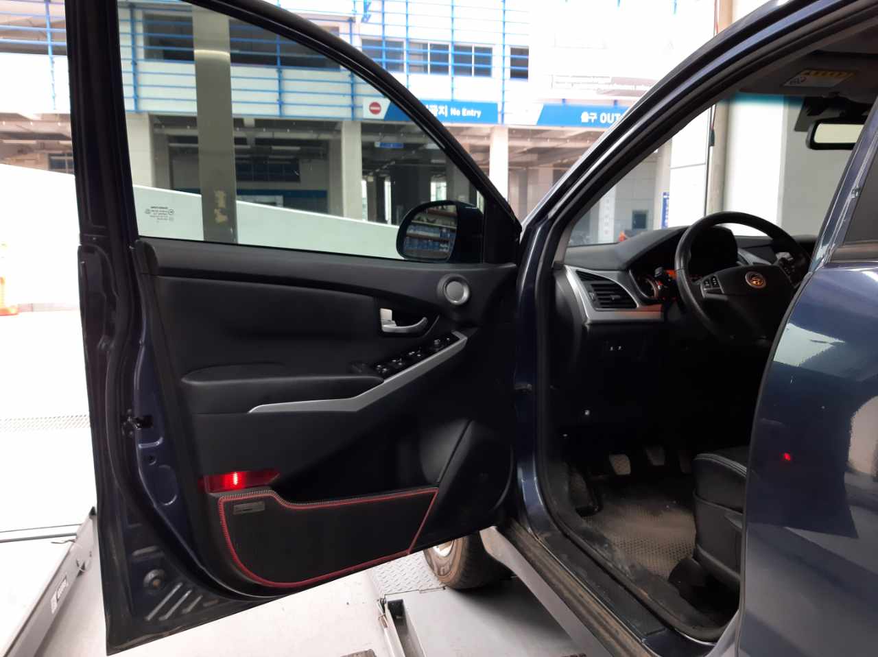 코란도c 자동차 운전석 문이 잠겨서 안에서와 밖에서 모두 열리지 않음 코란도 차 문이 안 열림 코란도c 도어록 고장 수리자동차 문이 열리지 않는 고장 수리 블루텍